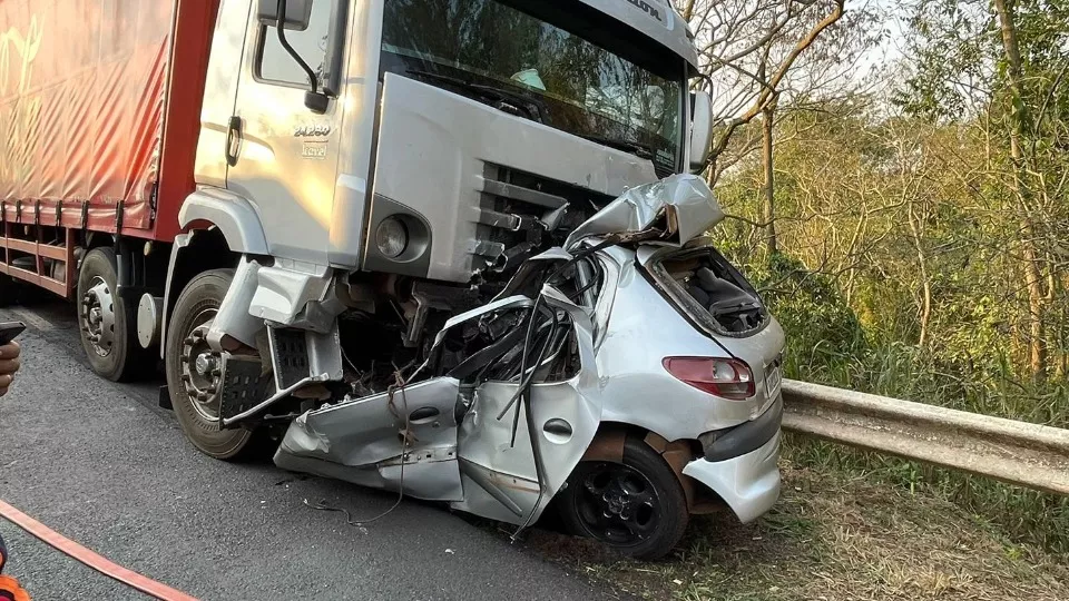 Batida entre carro e carreta deixa uma pessoa morta em Palotina – O Presente